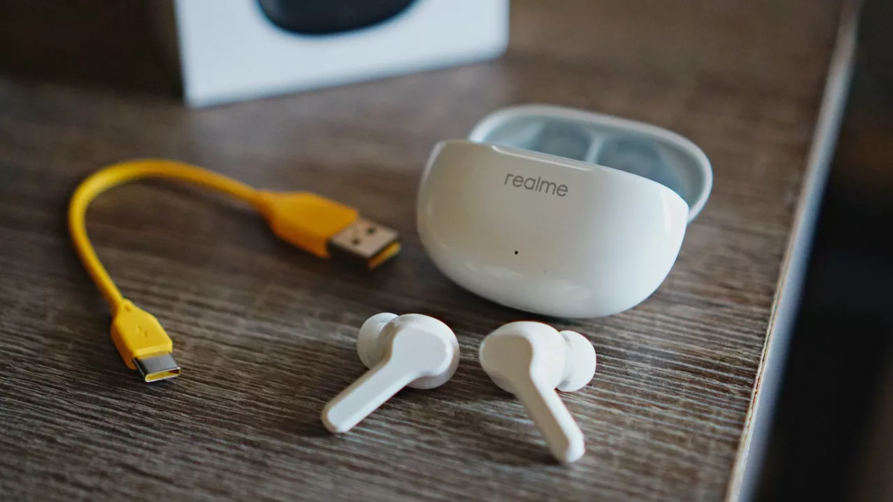 REALME Buds T100 Tech Life True Wireless Earbuds, White - Qutob ...